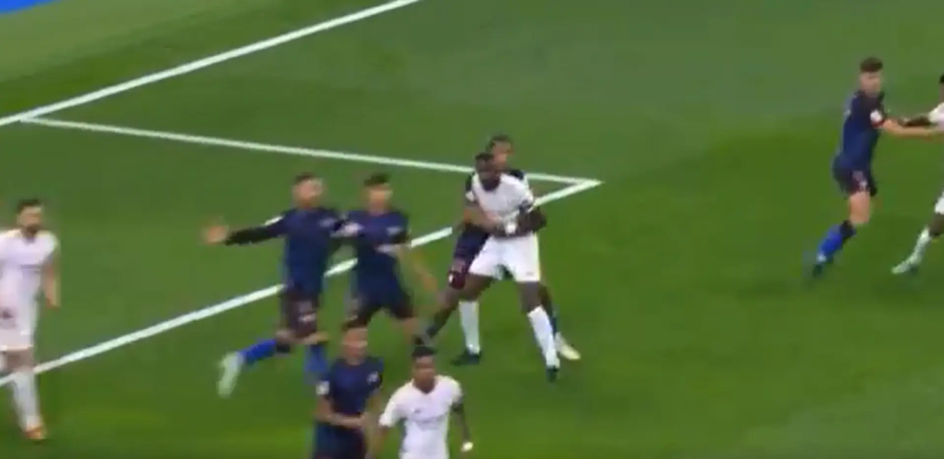 Rudiger derribado por un jugador del Sevilla en el área, el VAR ni ...