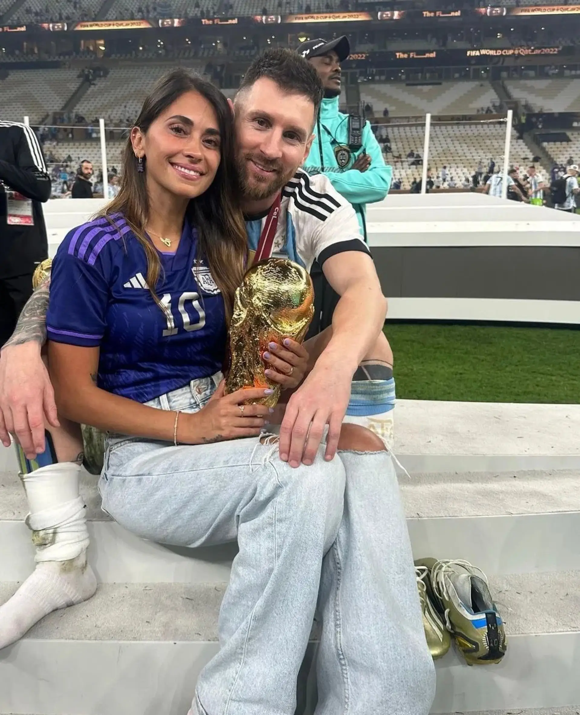 Nach dem Gewinn der WM rief Messi seiner Frau Antonela etwas zu. Leo ...